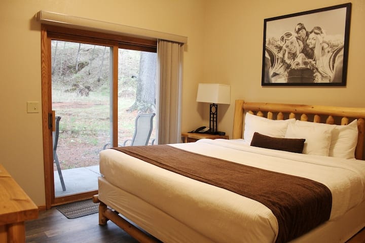 Relax In Rustic Room Perfect For Golf & Skiing! - Iron Mountain, MI