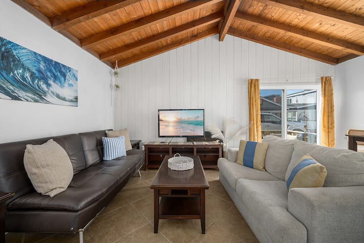 Cozy 1-bedroom Beach Retreat Steps From The Sand - Newport Beach, CA