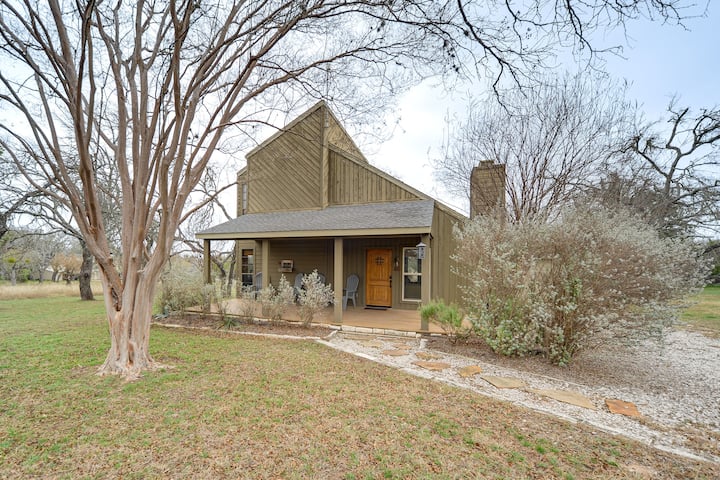 Serene Family Cottage: Deck & Bbq In Spicewood - Spicewood, TX