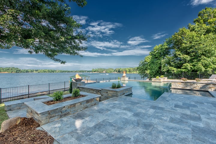 Azalea Retreat By Avantstay | Sleeps 34 & Pool - Lake Norman, NC