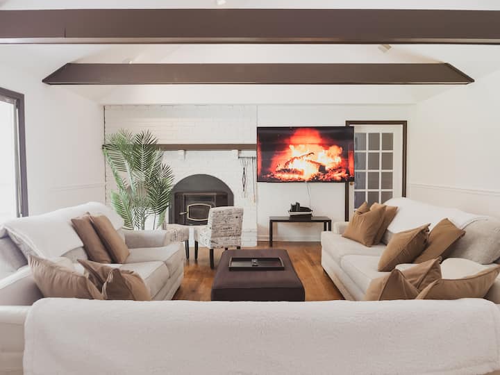 Lakeside/sleeps20/hottub/gameroom/2acres/firepit - Lake Lillinonah, CT