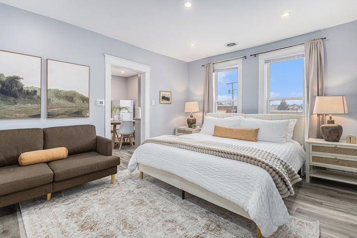 Cozy Updated Studio • 1-block Downtown & Beach - Michigan City, IN