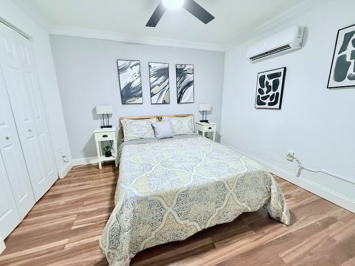 Private Little Miami Bungalow Near Tropical Park - South Miami, FL