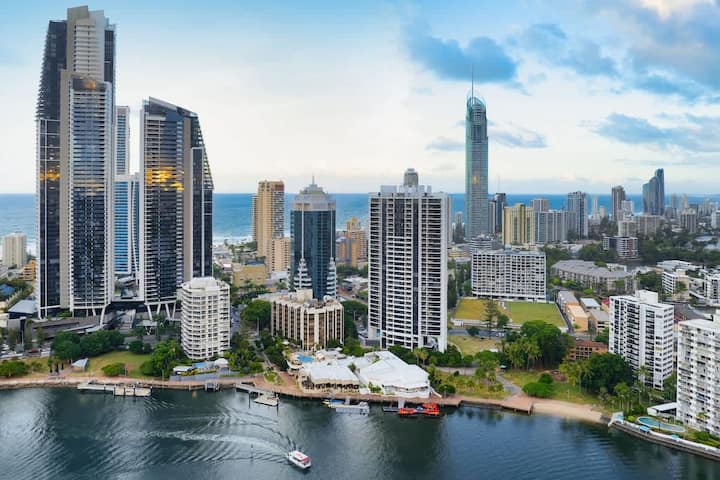 Stunning Ocean & River Views Mins Walk To Beach - Surfers Paradise