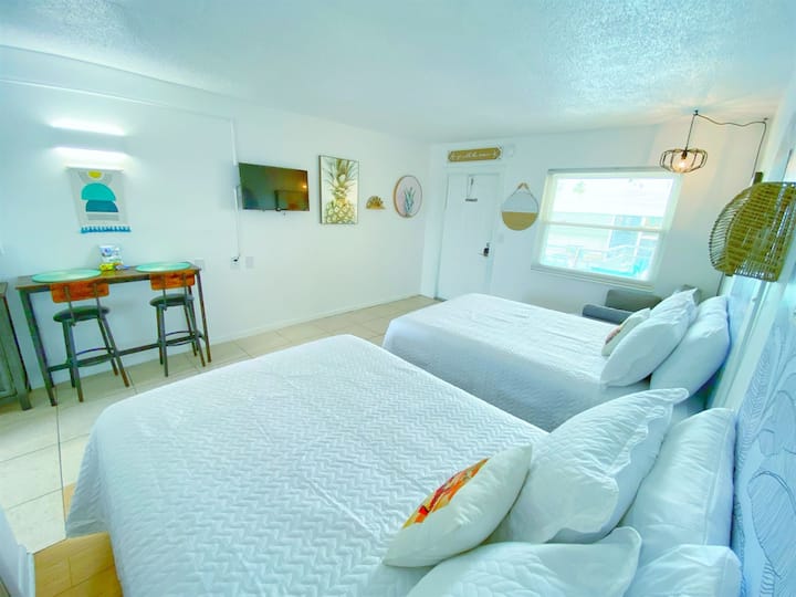 Prime Location! Walk To Beach | Htd Pool + Parking - Treasure Island, FL