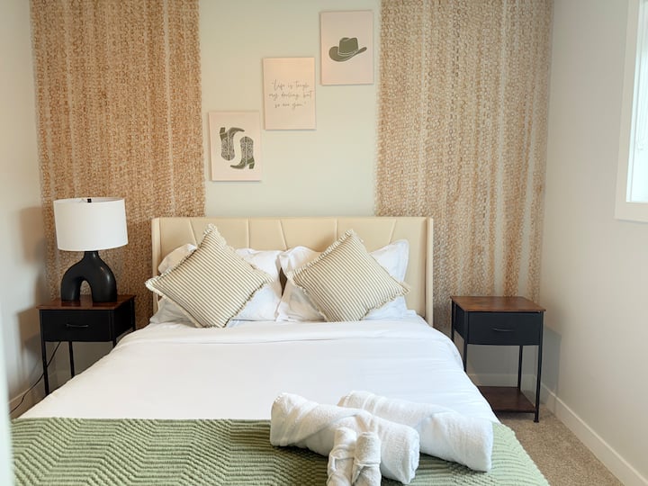 Spacious Entire Home| Sleeps 12| Fireplace| Garage - Edmonton