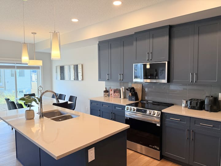 Spacious Entire Home| Sleeps 12| Fireplace| Garage - Edmonton