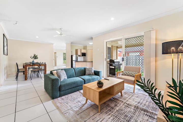 'Urban Escape' - Spacious Home - Sleeps 8 - Redcliffe