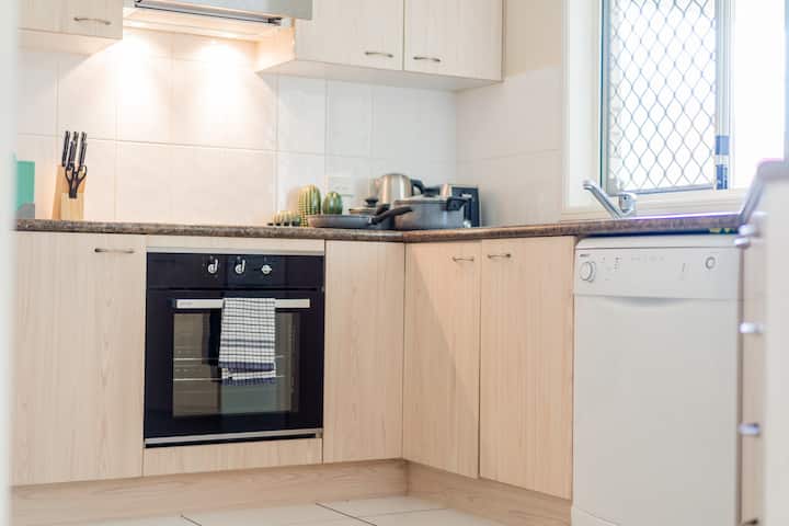 'Urban Escape' - Spacious Home - Sleeps 8 - Redcliffe