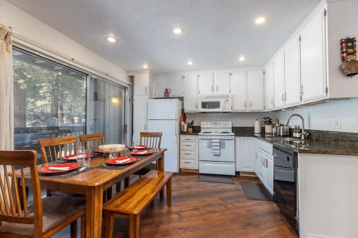 Central, Cozy, Family Friendly Mountain Getaway - Mammoth Lakes, CA