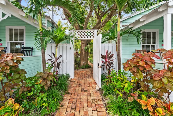 Robinson Crusoe Cottage~ Delight In Island Vibes - Key West, FL