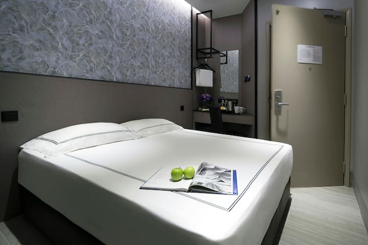 Standard Queen Room In Vibrant Joo Chiat - Changi