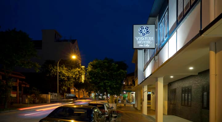 Standard Queen Room In Vibrant East Coast Katong - Changi