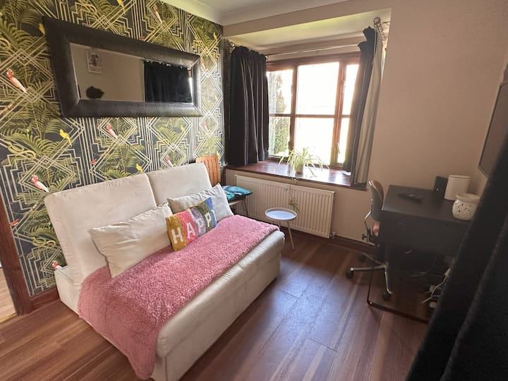 Cosy 1-bed| Near C2c Station| Free Parking & Wifi - Basildon