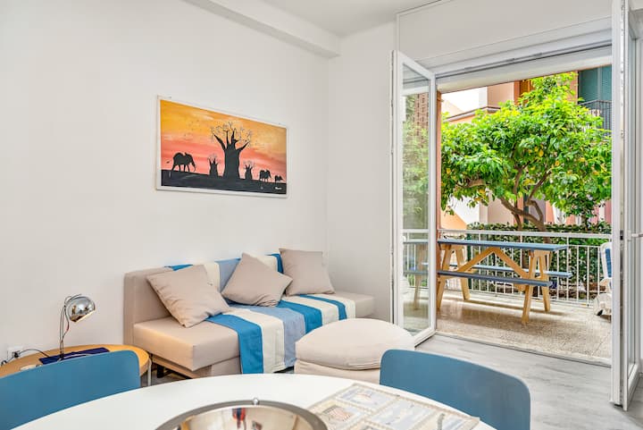 Cosy Corner Apartment With Terrace - 