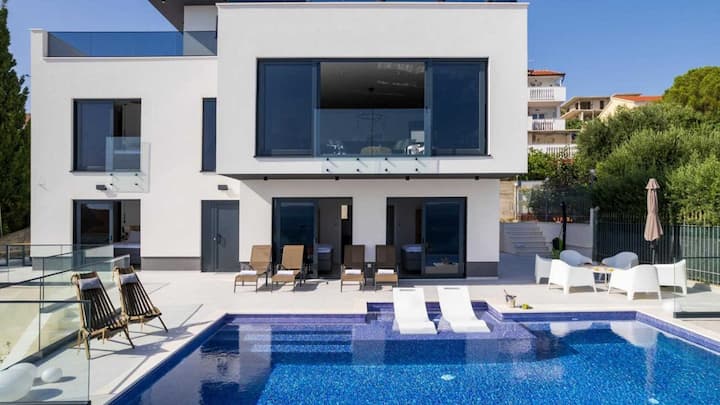 Villa Julian With A Heated Pool - Okrug Gornji