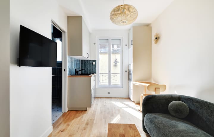 A Charming 1-br In Jules Joffrin - Paris