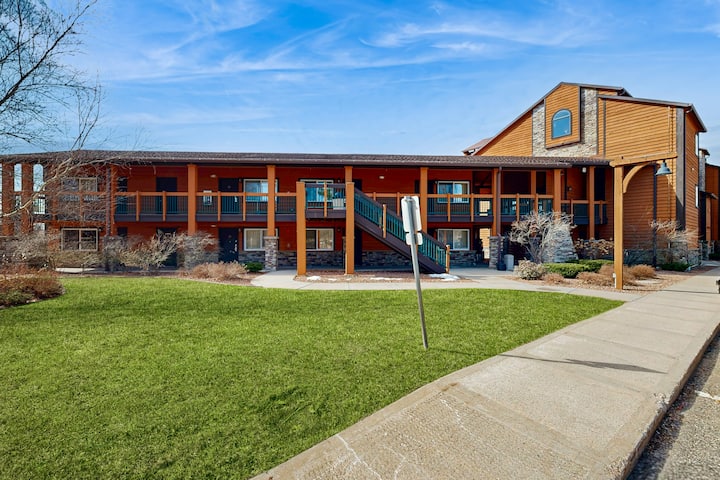 Studio Ground-floor Condo | Patio | Kitchenette - Wisconsin Dells, WI