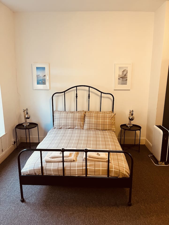 Room 4 -2 Bedroom Apartment & Shower Room - Cirencester
