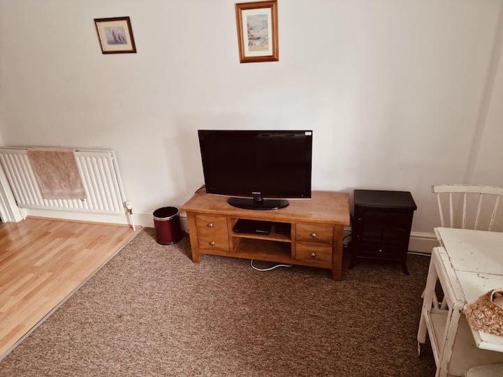 Room 3 -2 Bedroom Family Room With En-suite Shower - Cirencester