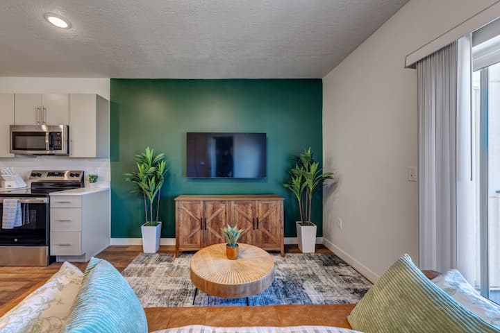 Modern 1br W/ Hot Tubs, Gym & Pickleball Ct! - Sandy, UT