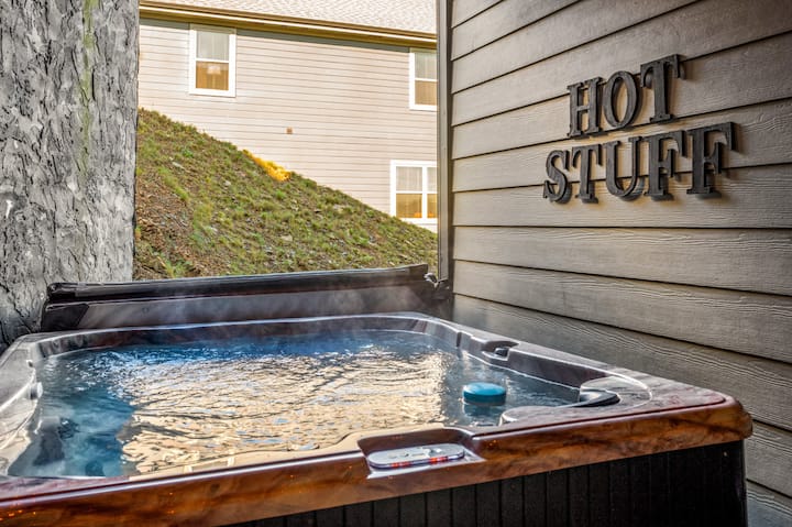 Grey Wood Lodge | Hot Tub, Fireplace & Games! - Sevierville, TN