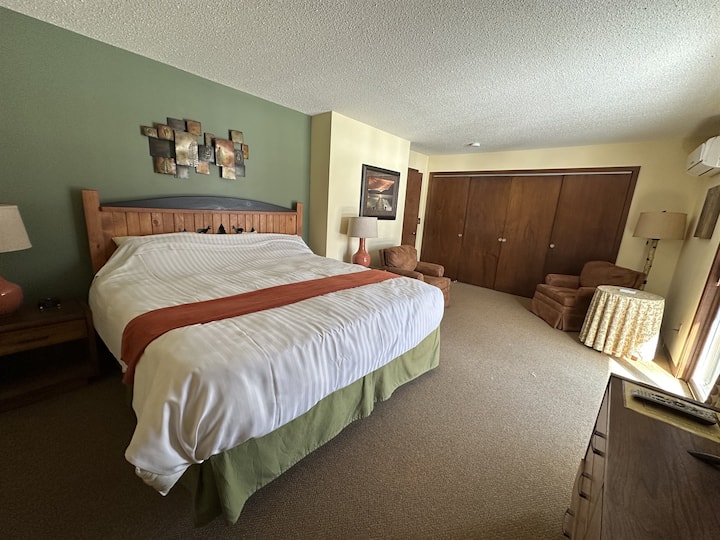 Lake Forest Resort – Relax On A Pristine Sandy Bea - Eagle River, WI