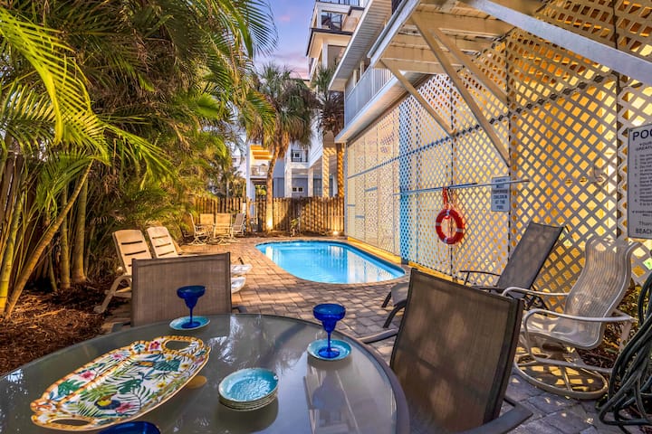 Beachside Haven | Steps To The Beach With Pool - Siesta Key, FL