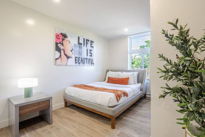 Stunning 3-bedroom Home In Mtl Ndg - Montreal