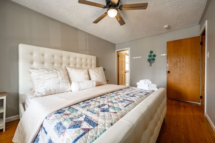 Charming Couples Getaway - King Bed - Free Parking - Indianápolis