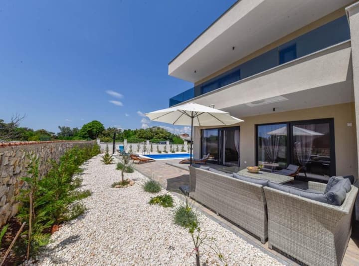 Villa Sunrise With Outdoor Pool - 4 Bedroom & Pool - Skradin