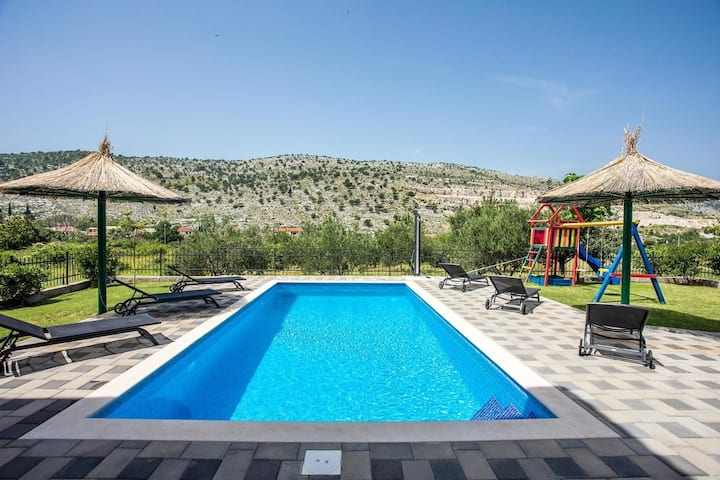 K-23950 Maison De Trois Chambres Avec La Terrasse - Omiš