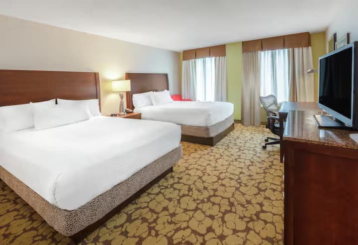 Comfy Stay In Pa | Gym. Restaurant. Pet-friendly. - Pittsburgh, PA