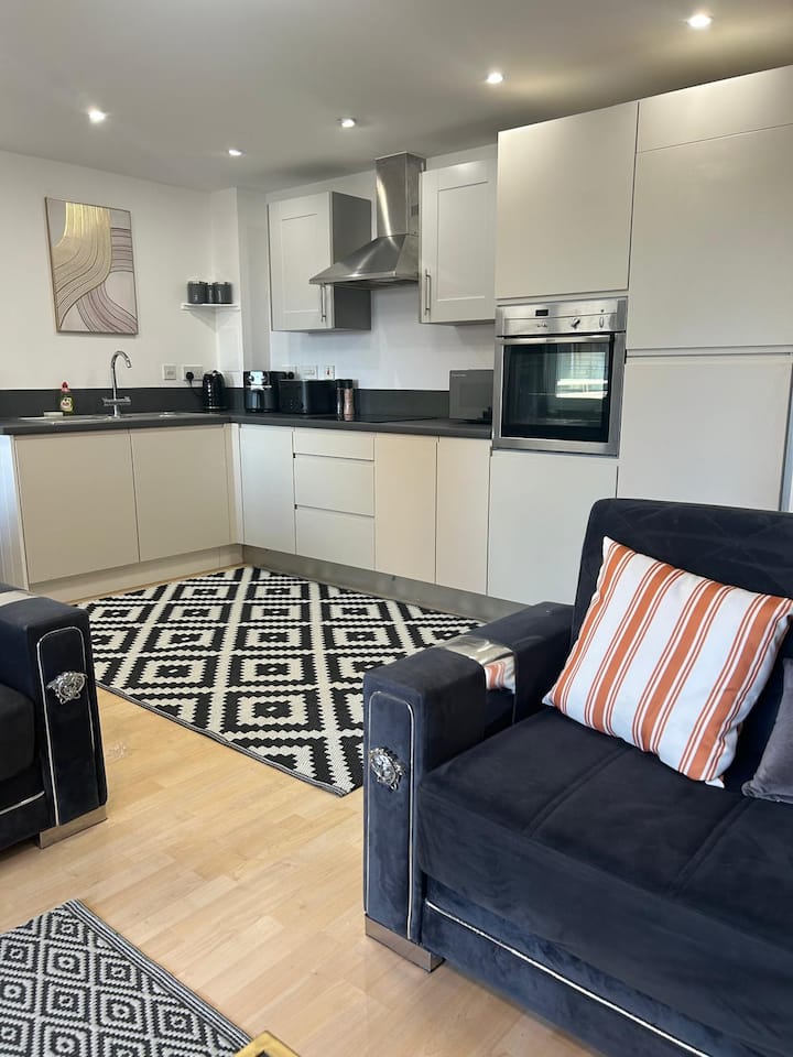 Elegant 2-bed Apartment With Balcony In Prime Loc - Basingstoke