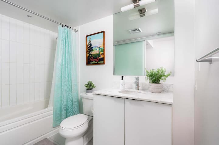 Queen Bed And Sofa Bed With View - Port Hope