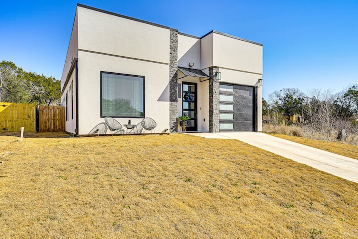 Walk To Lake: Modern Pet-friendly Home In Granbury - Granbury, TX