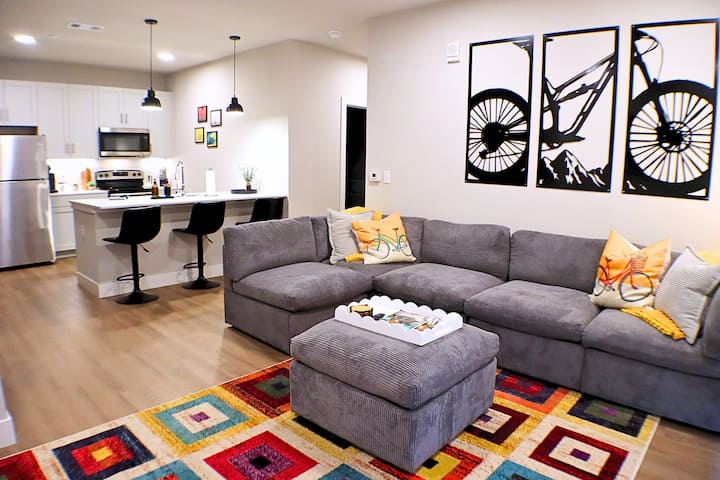 Luxe King Suite, Cozy Sectional, Gym, Pool, U Of A - Rogers, AR