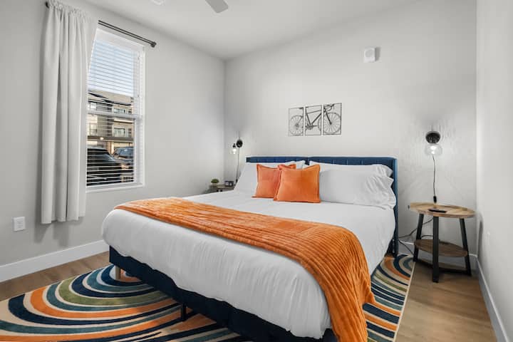 Cozy Rental With Sectional / Workspace & Gym - 羅傑斯