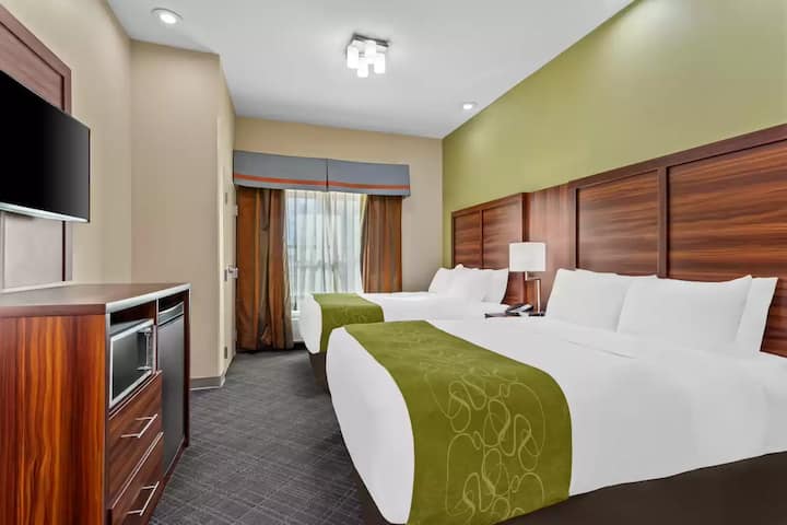 Roswell Retreat – Spacious Suite & Indoor Pool! - Roswell, NM