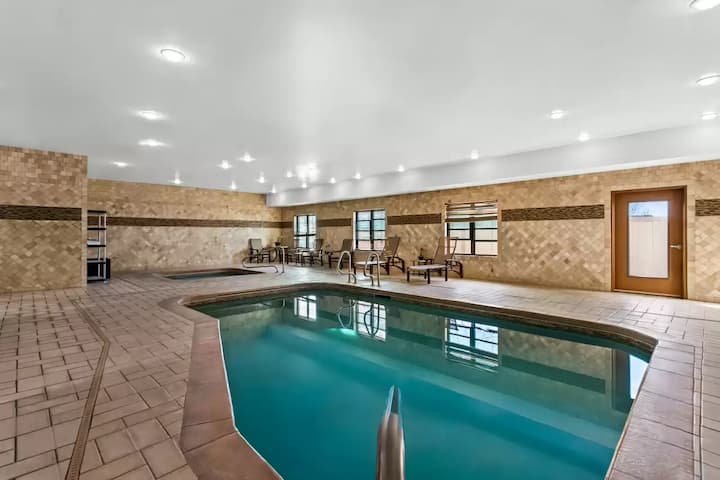 Your Roswell Retreat – 3 Rooms W/ Pool & Breakfast - Roswell, NM