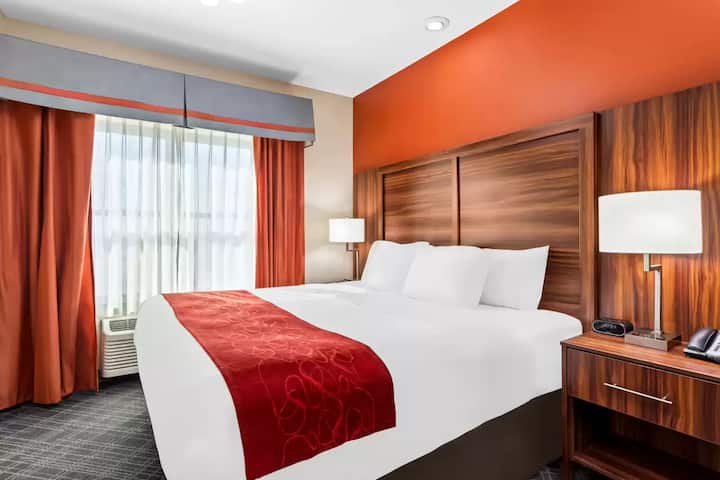 Your Getaway In Roswell! Indoor Pool, Free Parking - Roswell, NM