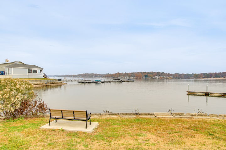 Lake Greenwood Getaway W/ Docks & Waterfront Views - Greenwood, SC
