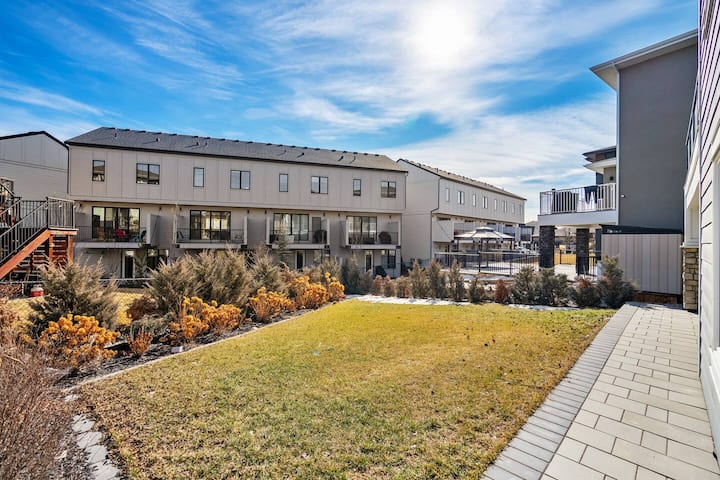 Bright Nature Escape 2br Walkout Suite W/ Patio - Calgary
