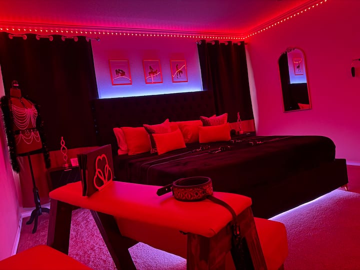 Luxury Couples Retreat • Hot Tub • Adults Only - Killeen, TX