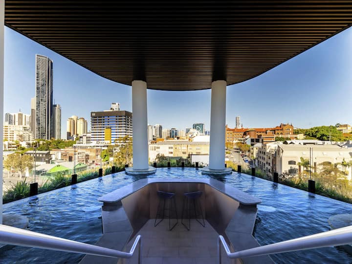 City Escape With Balcony & Resort-style Amenities - Brisbane