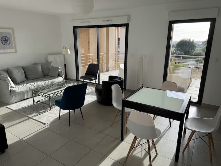 Spacieux T3 Avec Terrasse à Hyères - Plage de l'Almanarre