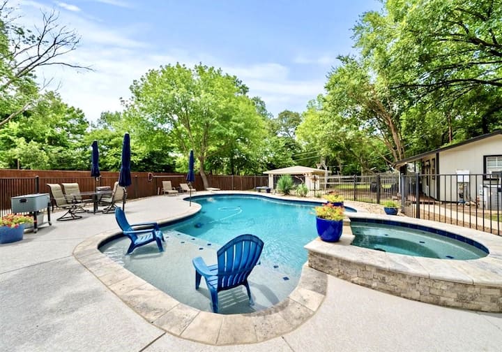 Heated Pool And Hot Tub, Backyard Oasis - Roanoke, TX
