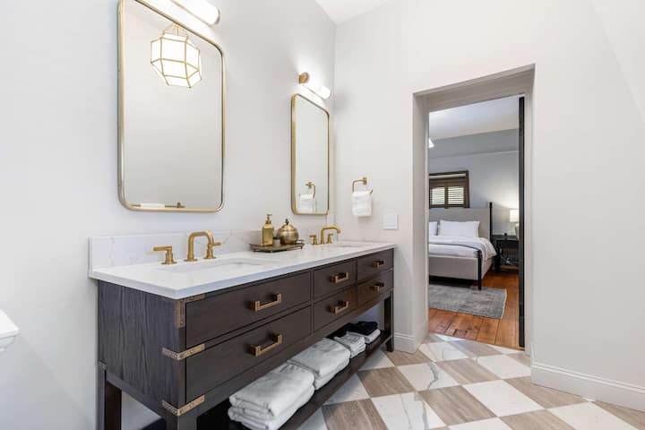 Harborview Suite – Harbor Views & Timeless Luxury - Newport, RI