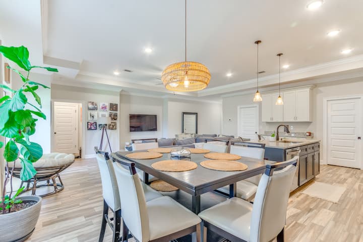 2 Mi To Beach: Bright Navarre Home W/ Fire Pit! - Navarre, FL