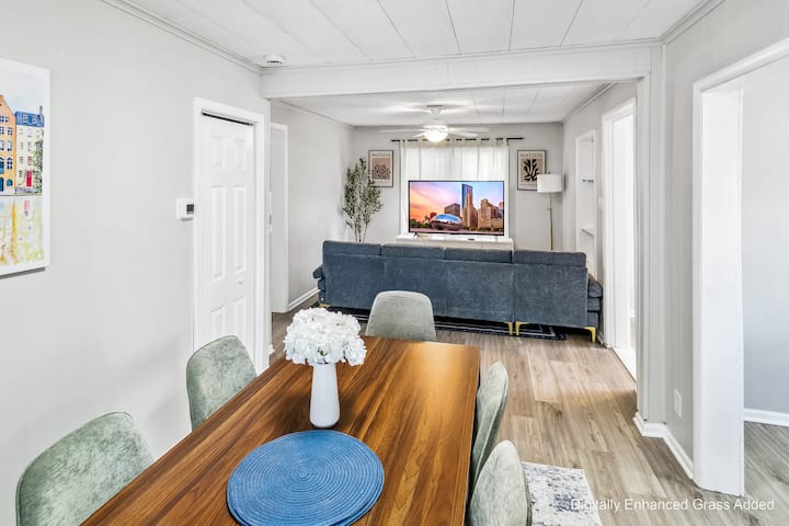 5 Bed Home W/ Fenced Yard & Porch By Navy Base! - Highland Park, IL